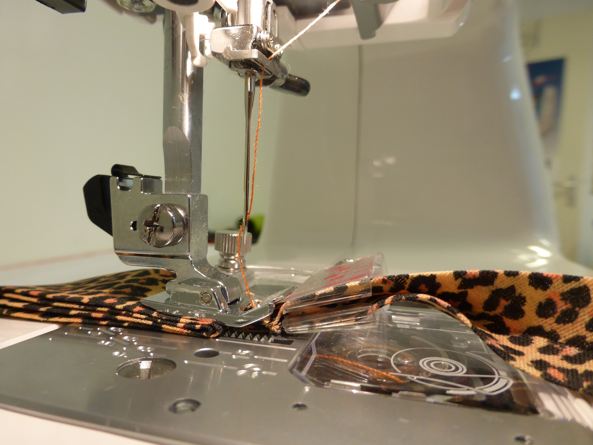 Le pied biaiseur ou pose biais, comment l'utiliser sur sa machine à ...